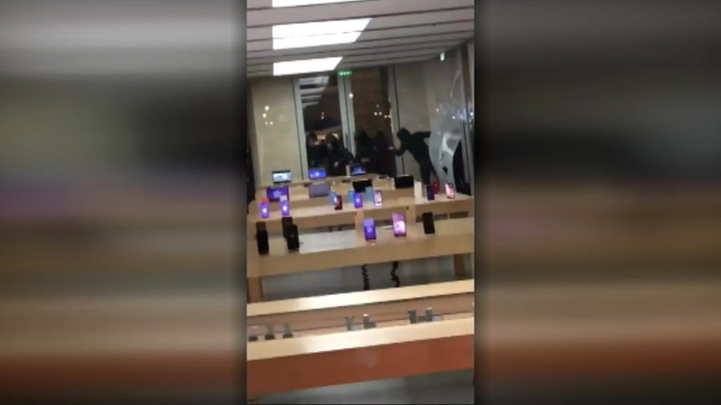 Looters smash and raid Apple store in France - ABC News