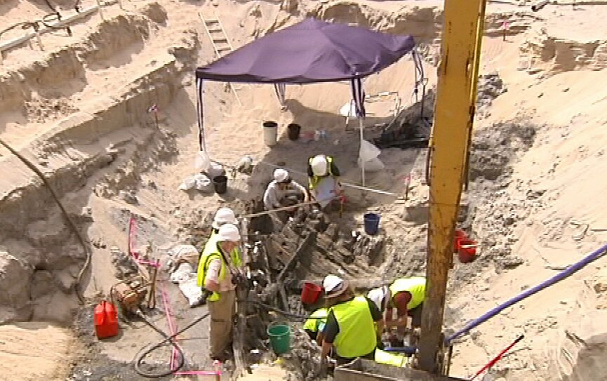 Archaeologists dig down to find shipwrecks - ABC News