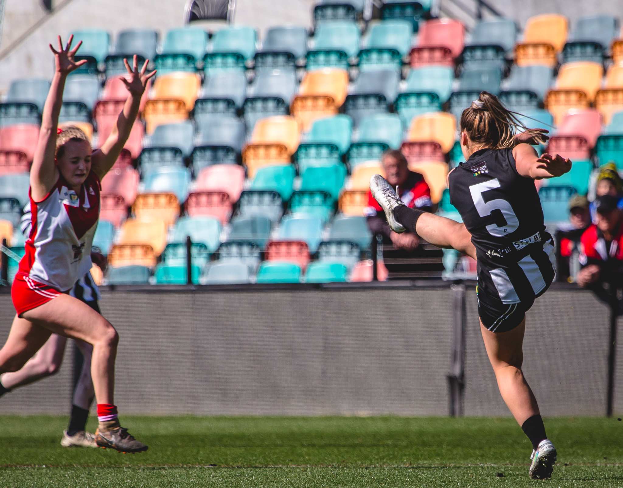 The female footy player kicking goals for Glenorchy - ABC News