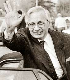 Licio Gelli: Masonic grand master linked to Mafia murder of 'God's ...