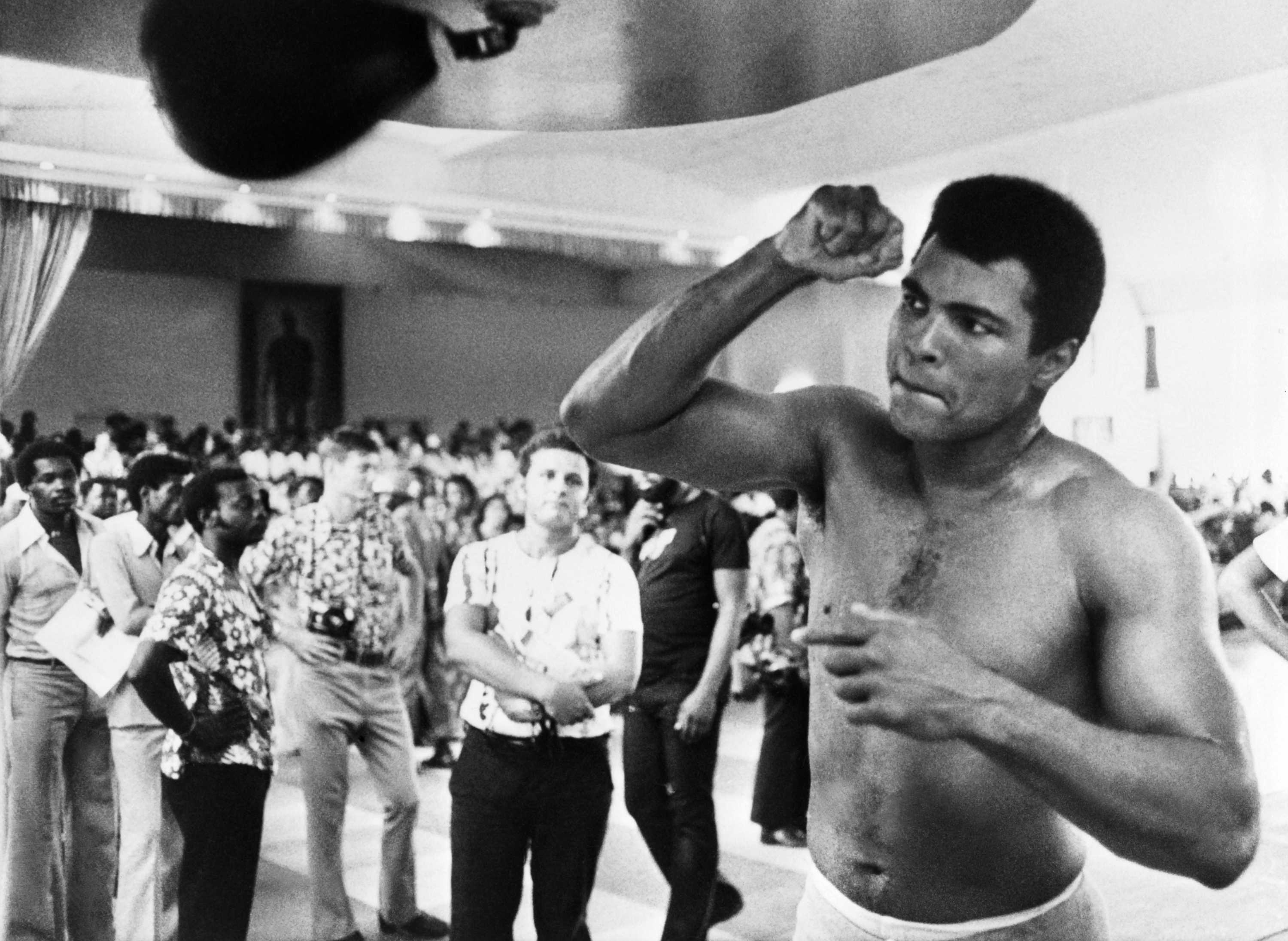 Muhammad Ali: Boxing great, charismatic entertainer - ABC News