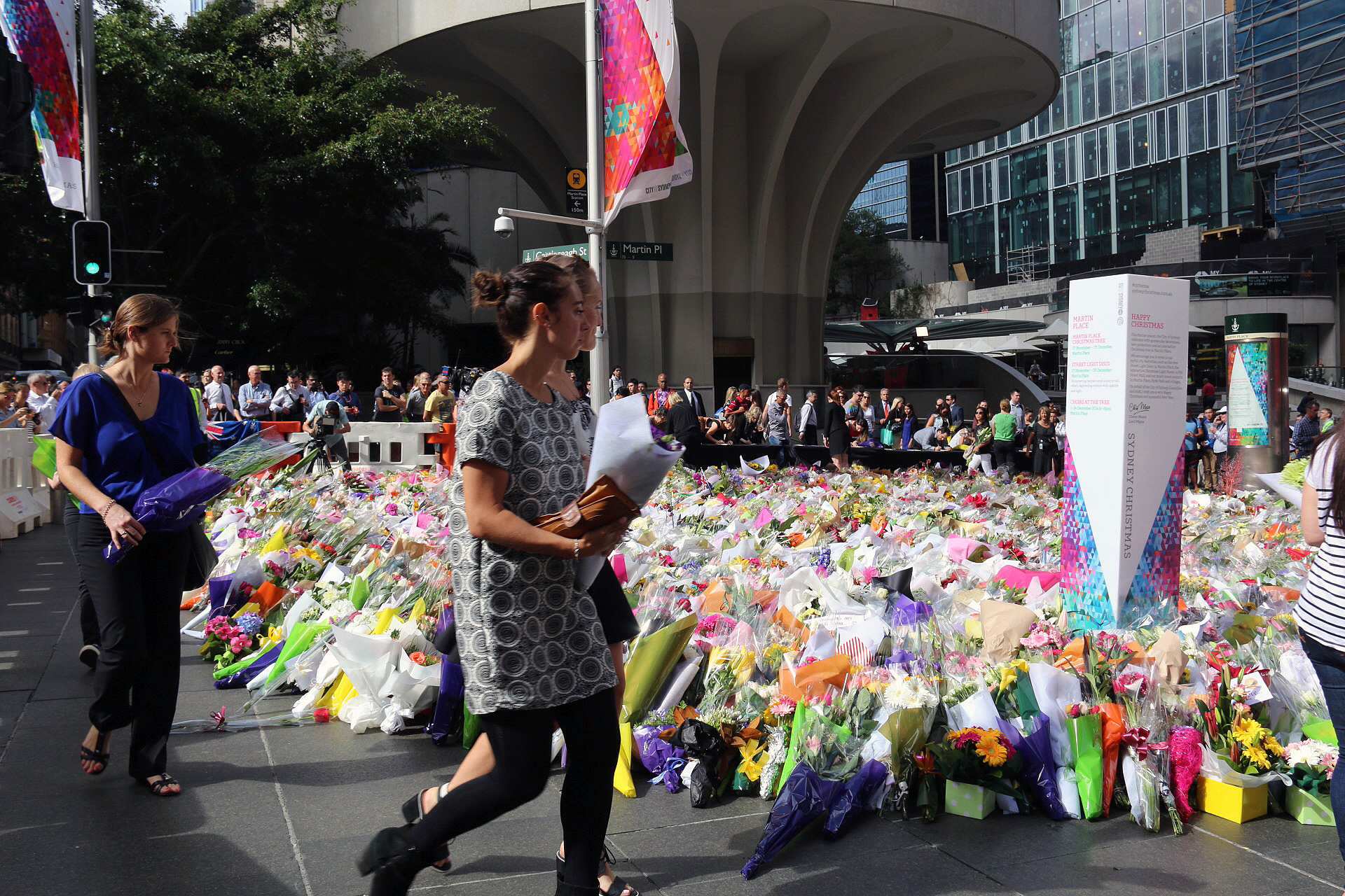 Sydney siege: Martin Place deluged with flowers and tributes to Lindt ...