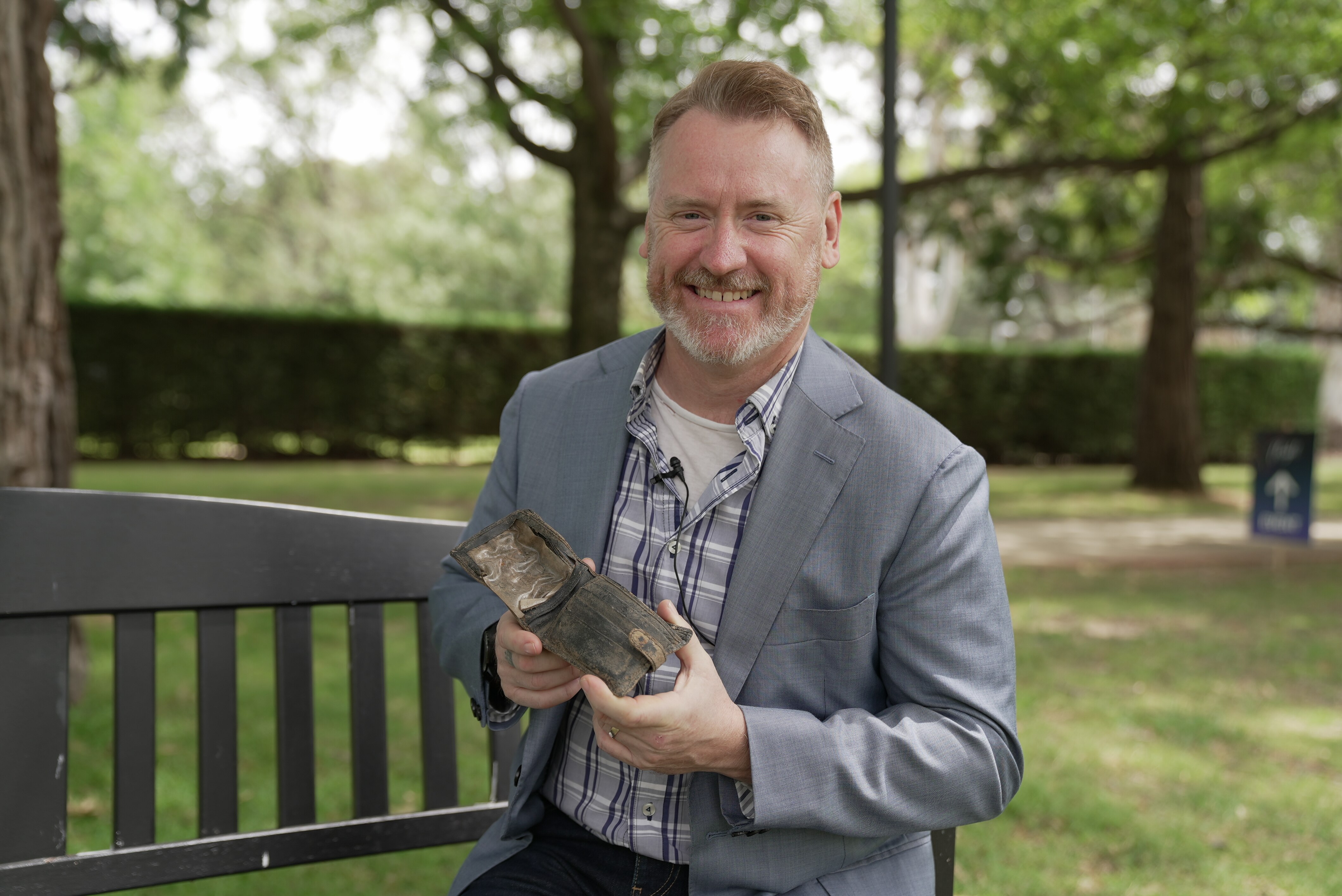'Time capsule' wallet found in river after 30 years - ABC listen