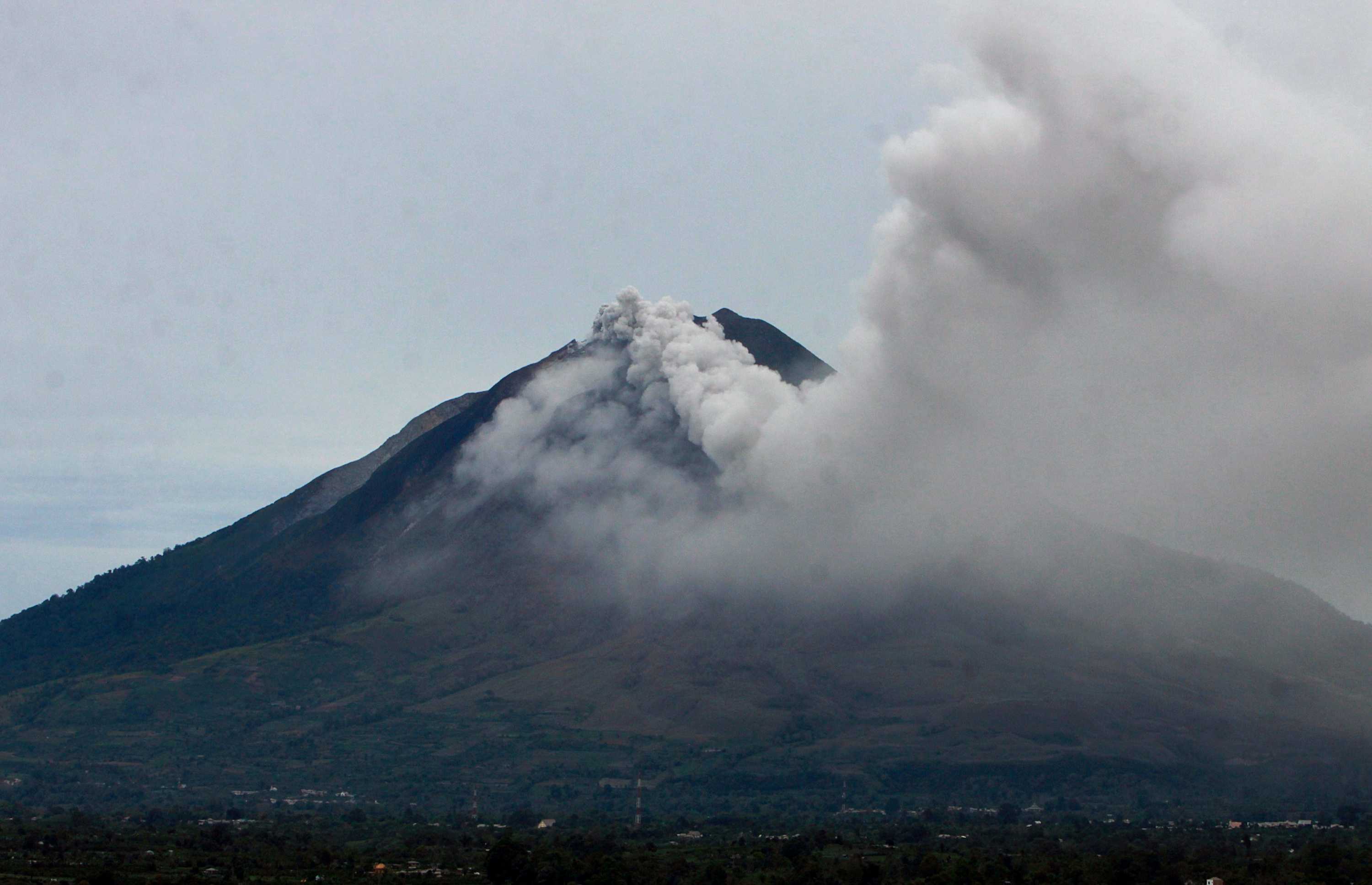 Thousands flee Sumatra volcano eruption - ABC News