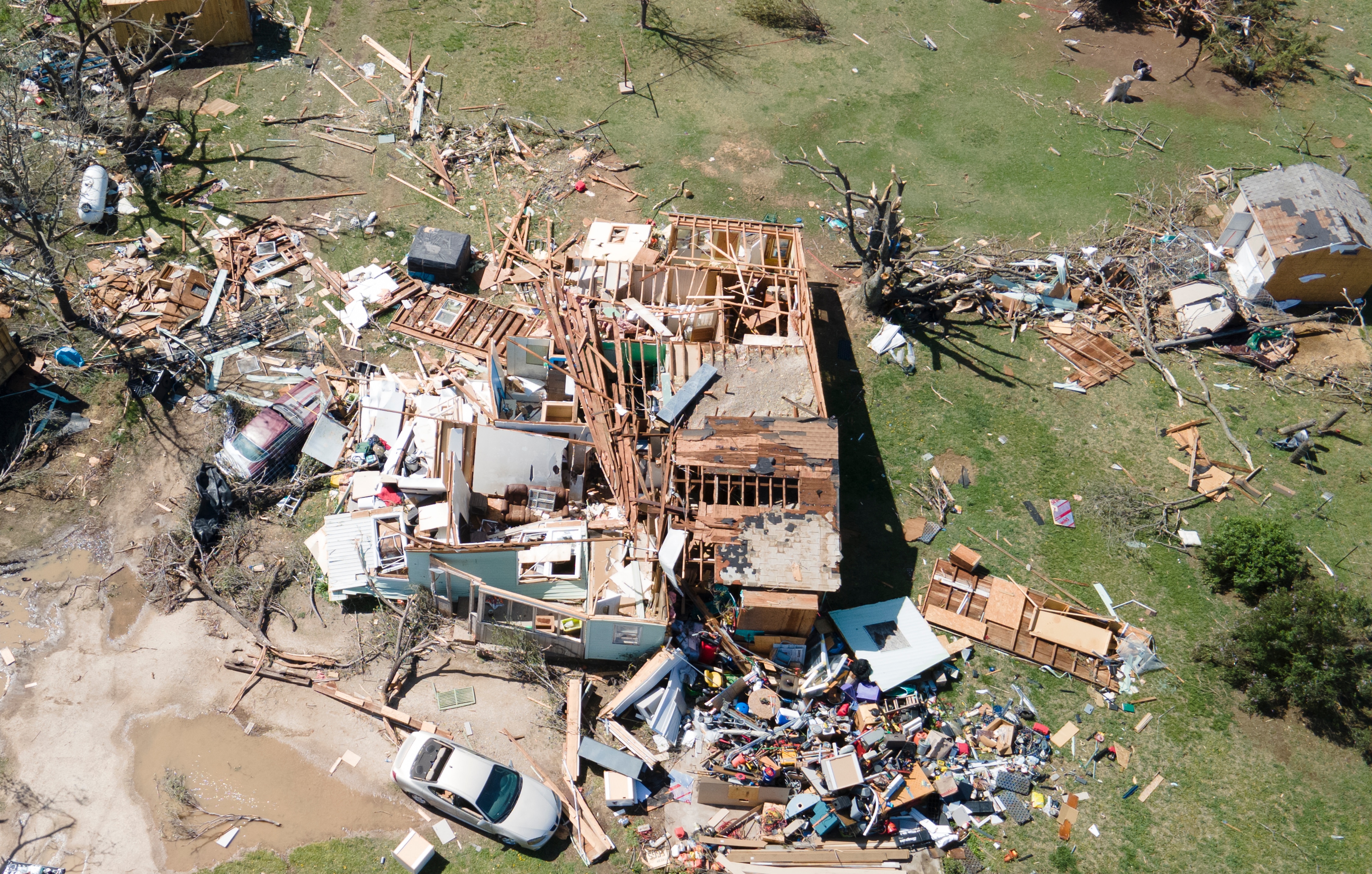 Tornado rips through Kansas, wiping out entire neighbourhoods - ABC News