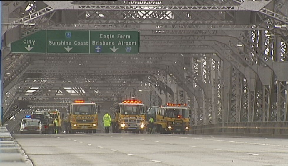 Story Bridge crash causes traffic chaos - ABC News