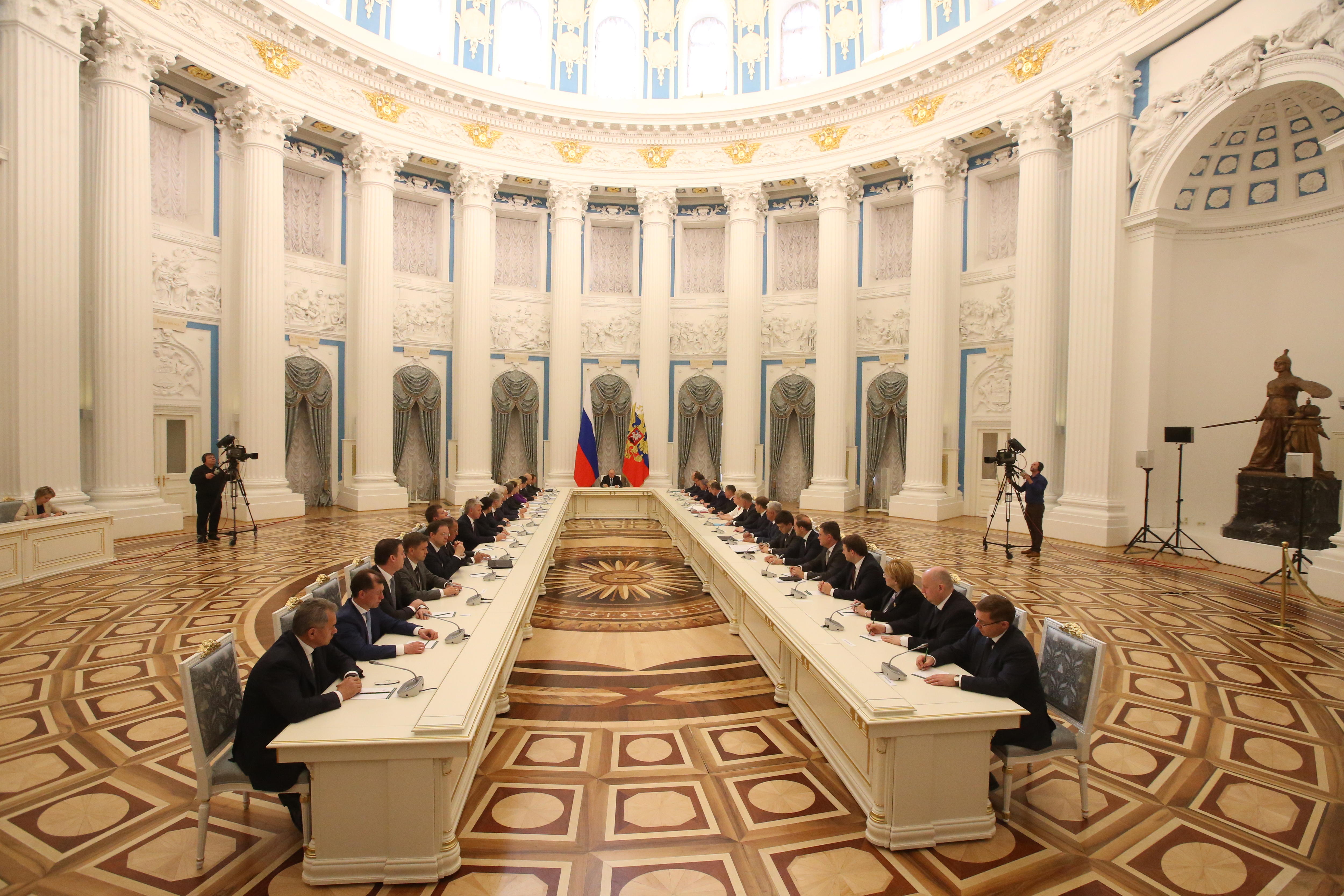 What it's like sitting at Vladimir Putin's very long negotiating table ...