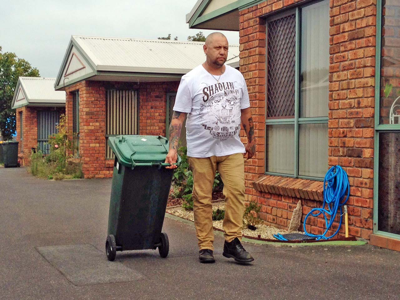 Homeless men missing out on crisis accommodation, agency says - ABC News