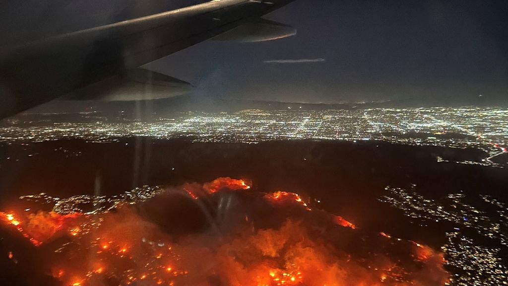 Plane passenger captures scale of Palisades fire from the sky - ABC News