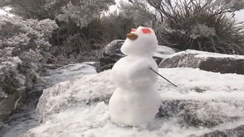 Rare dusting of snow falls on Bluff Knoll in WA's Stirling Range - ABC News