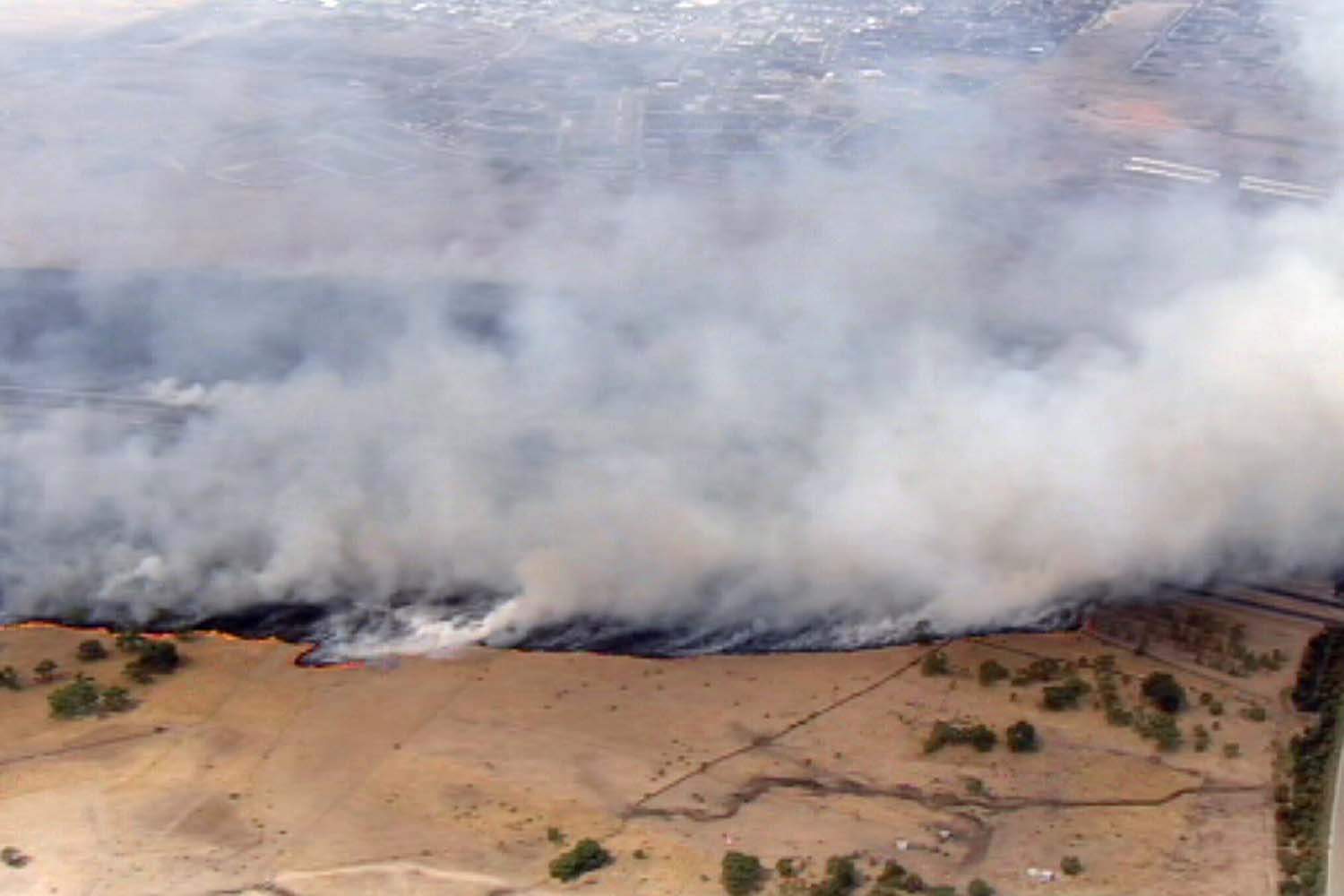 Fire threatening homes in Melbourne's north - ABC News