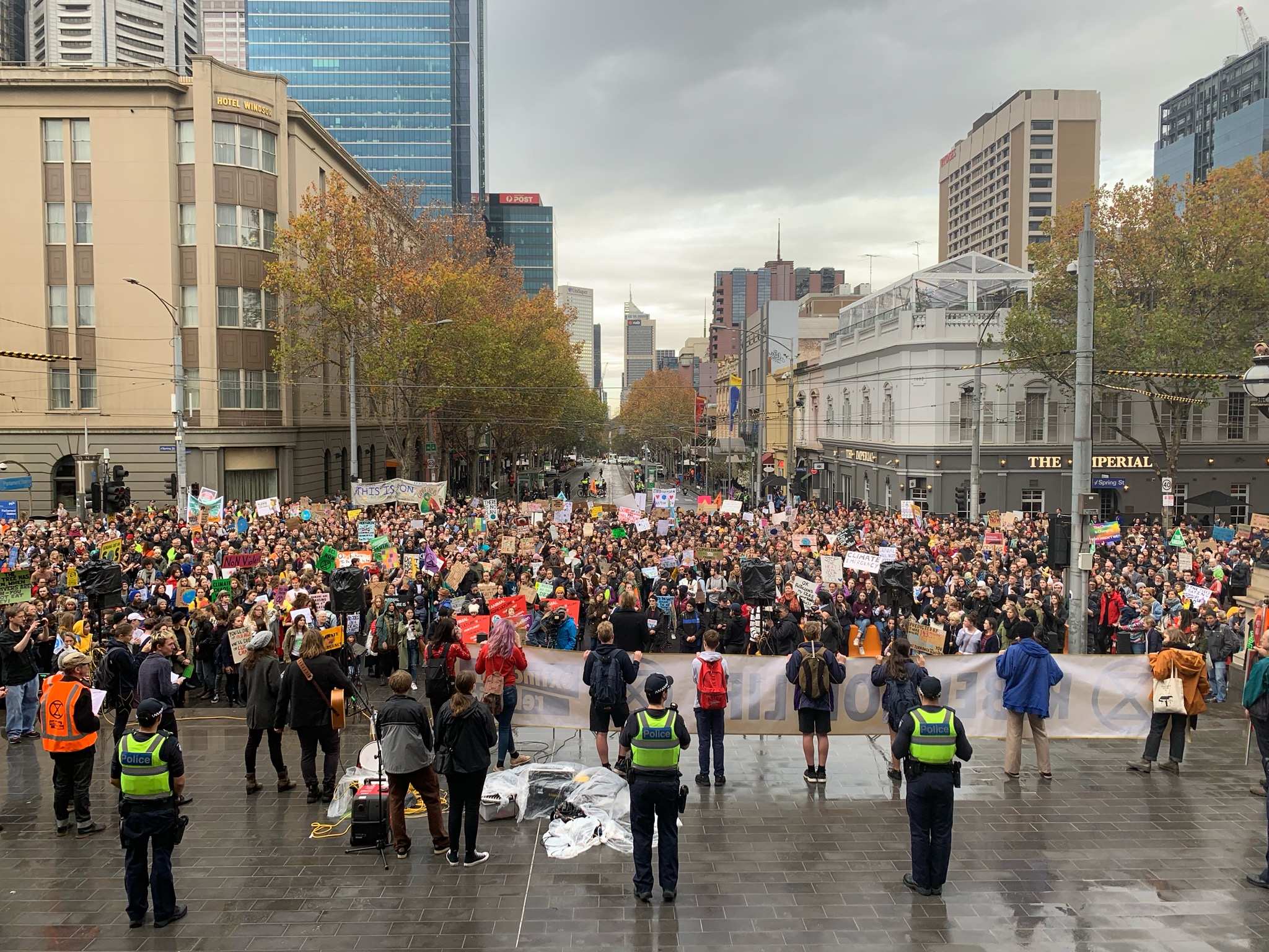 Climate change protesters flood Melbourne's CBD, block traffic in call ...