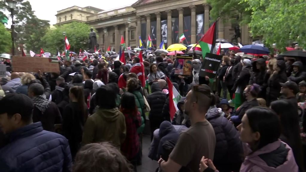 Pro-Palestinian protesters march through Melbourne CBD - ABC News