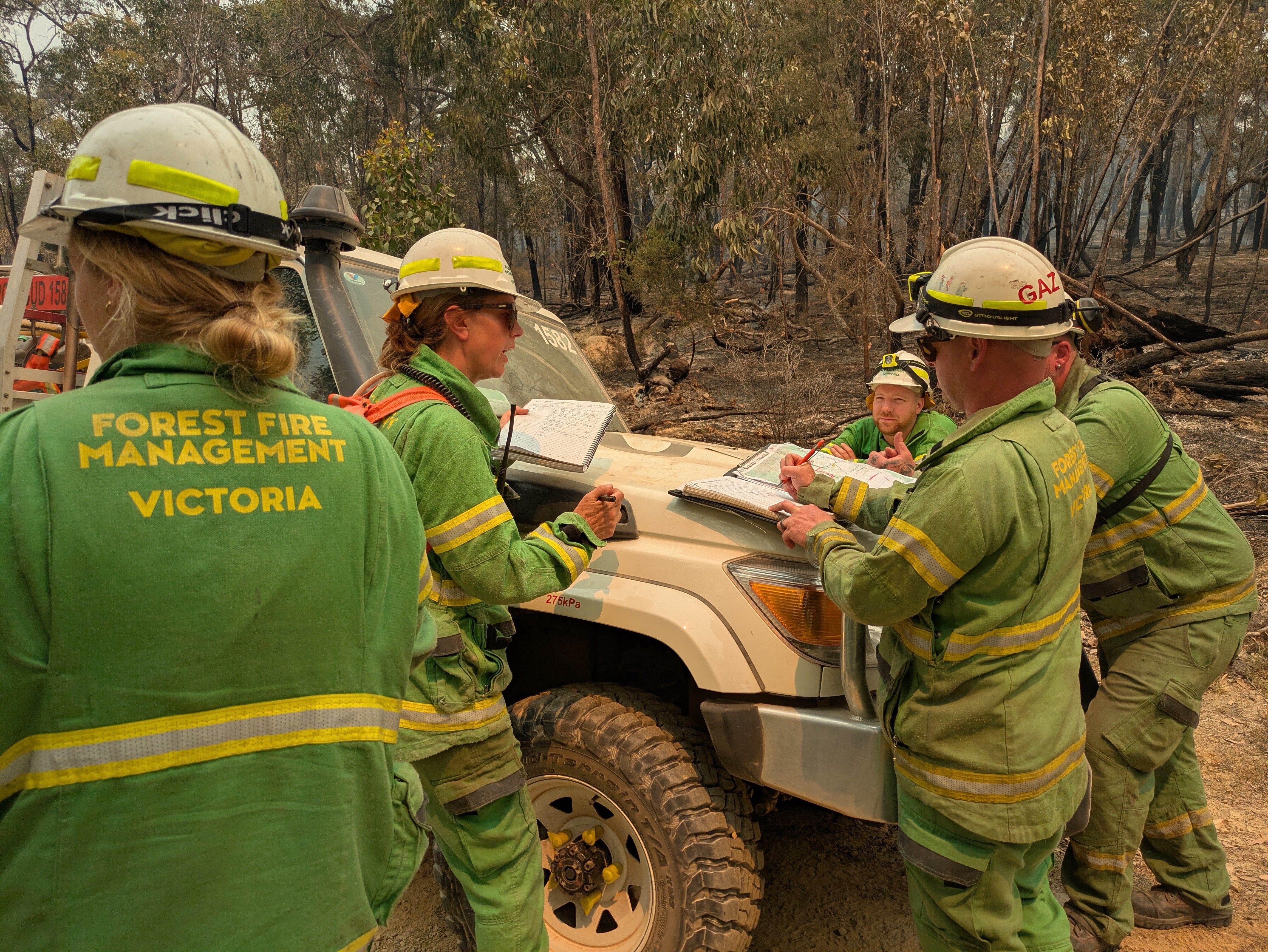 Victorians urged to leave home amid bushfire warnings, while storms hit ...