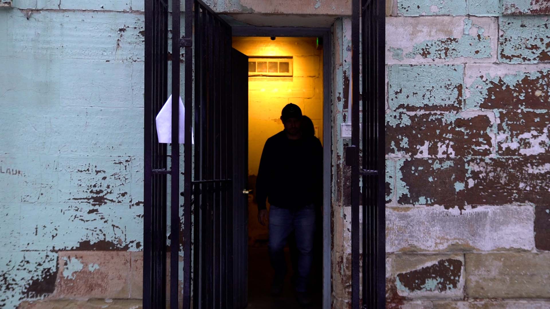 Loop walking into jail Silverchair - ABC News