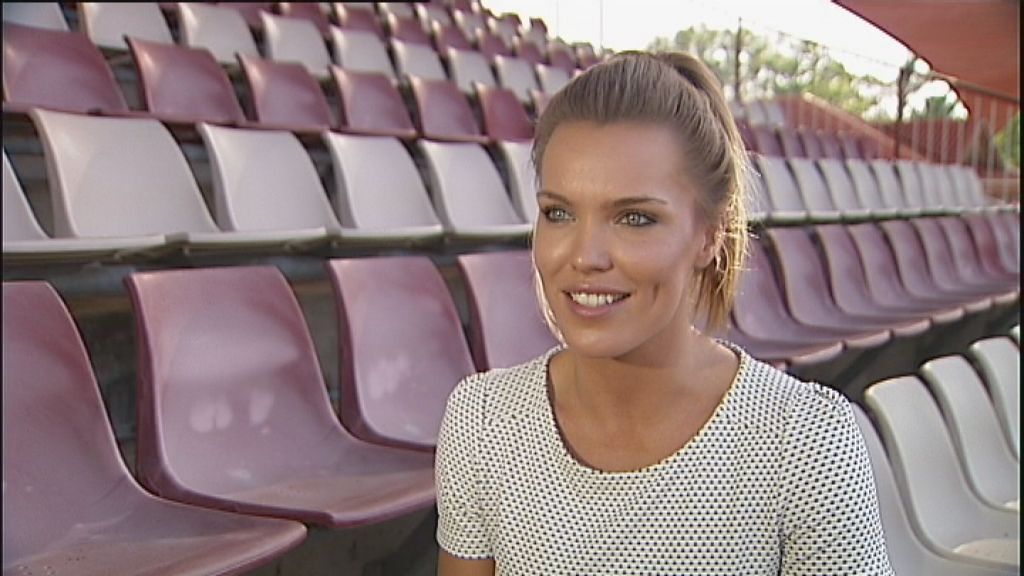 Abbey Holmes takes on AFL legends - ABC News