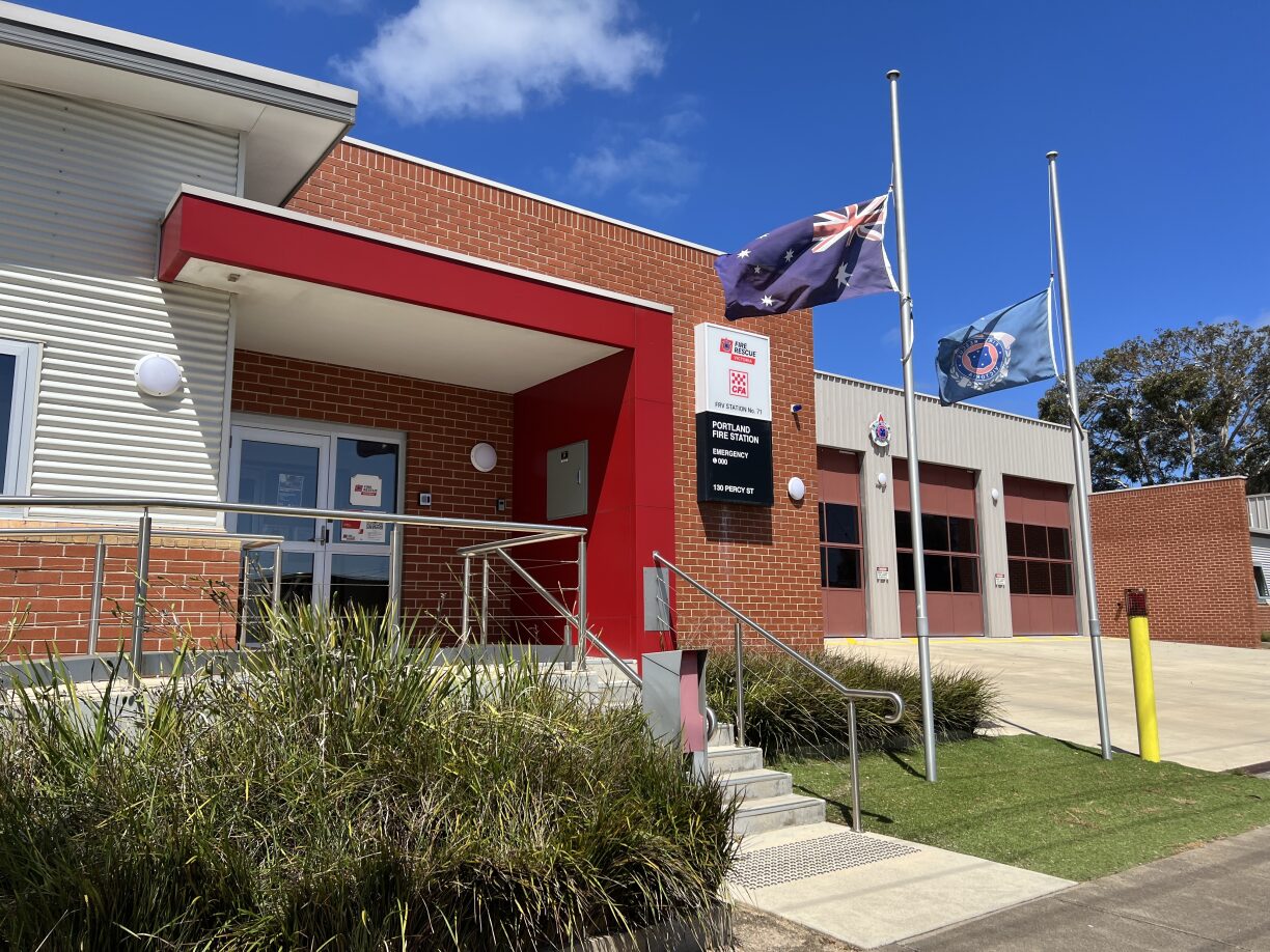 CFA volunteer dies attending shed fire in Portland, Victoria - ABC News