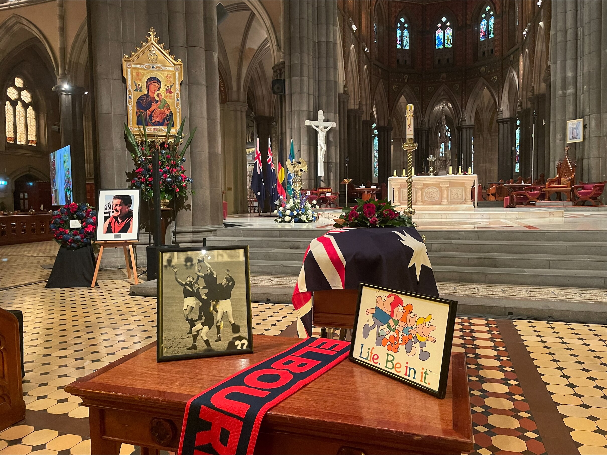 Former Melbourne footballer, politician Brian Dixon farewelled at state ...