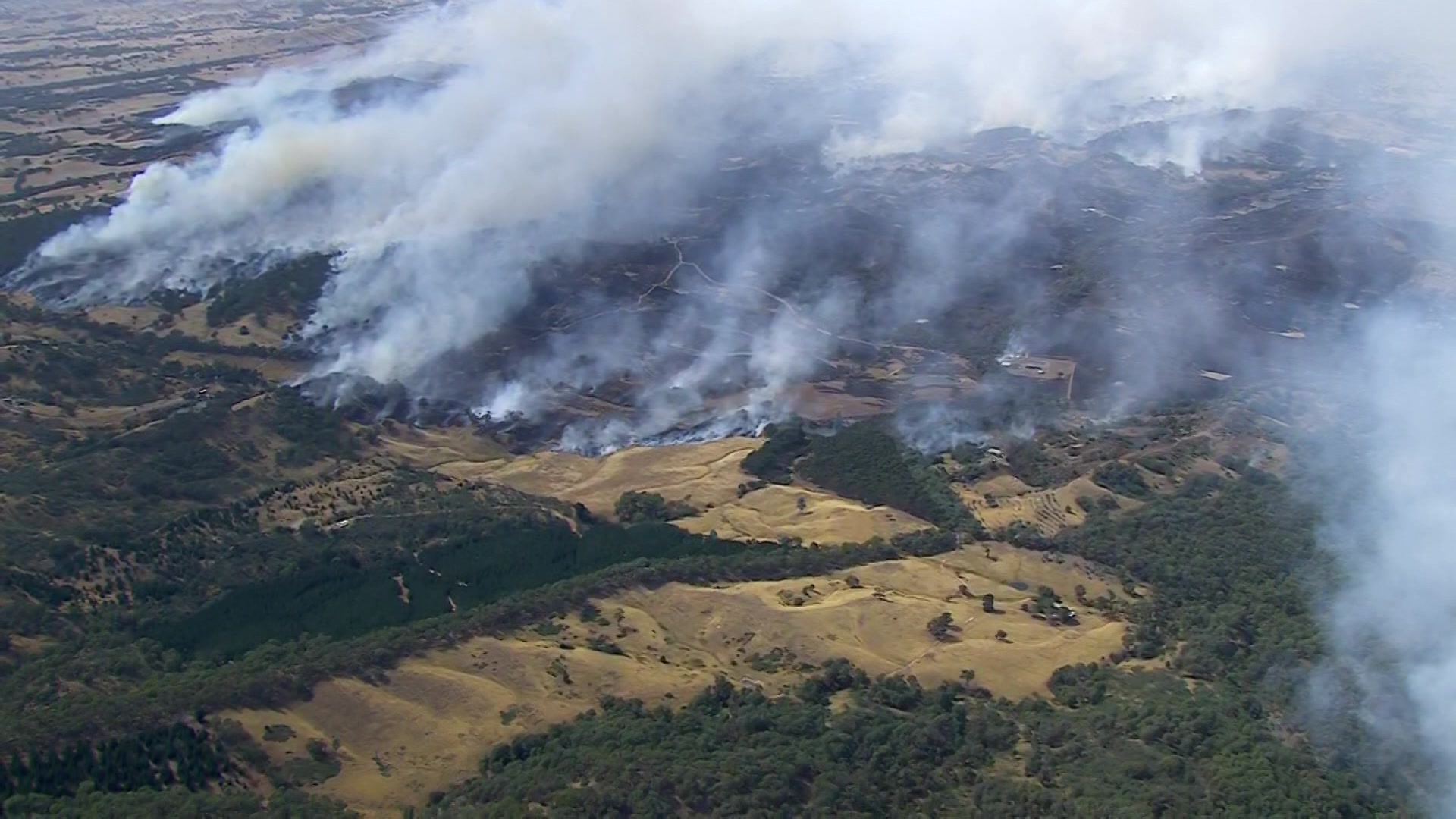 Farmlands burn across Alexandra, Victoria - ABC News