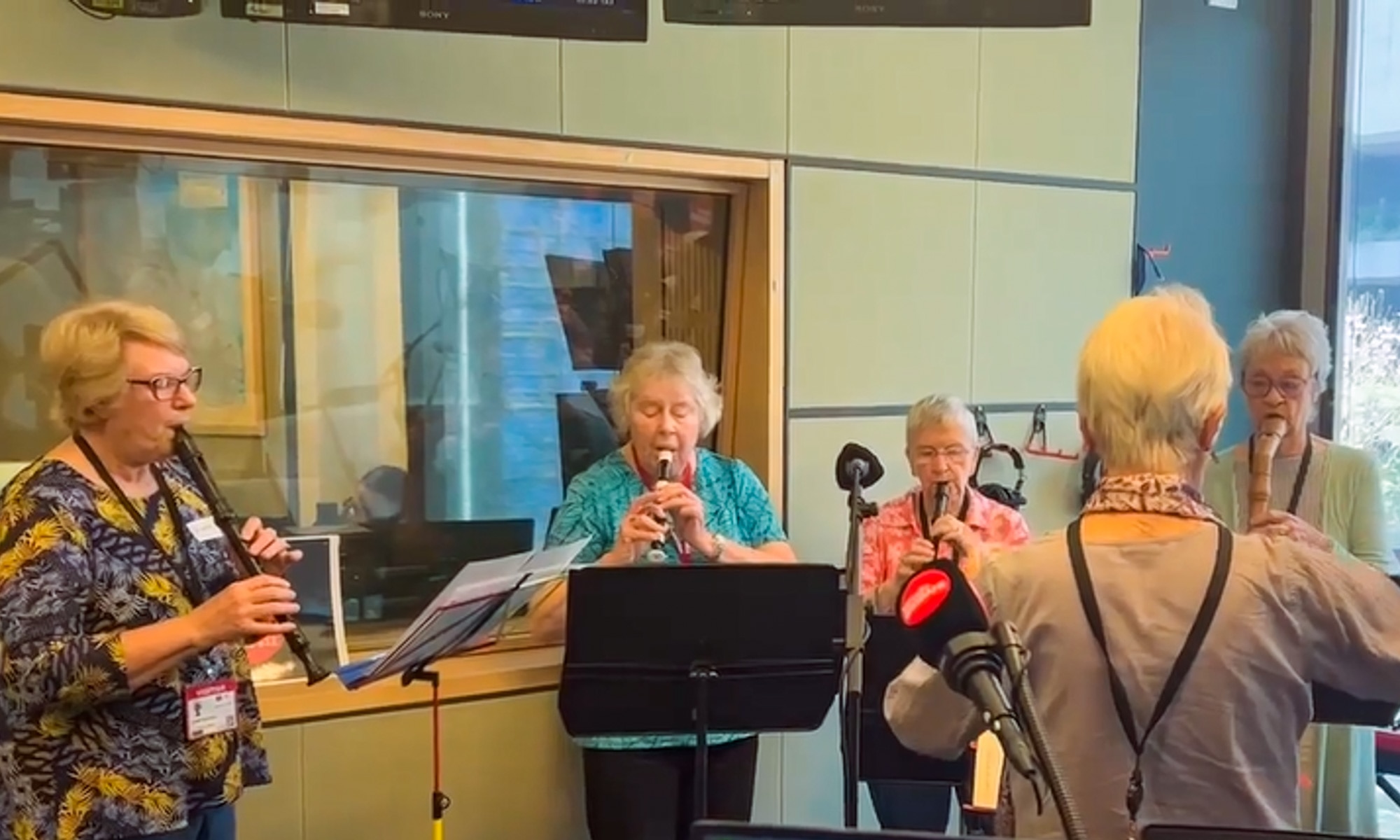 Humble recorder brings women together for music and friendship - ABC News