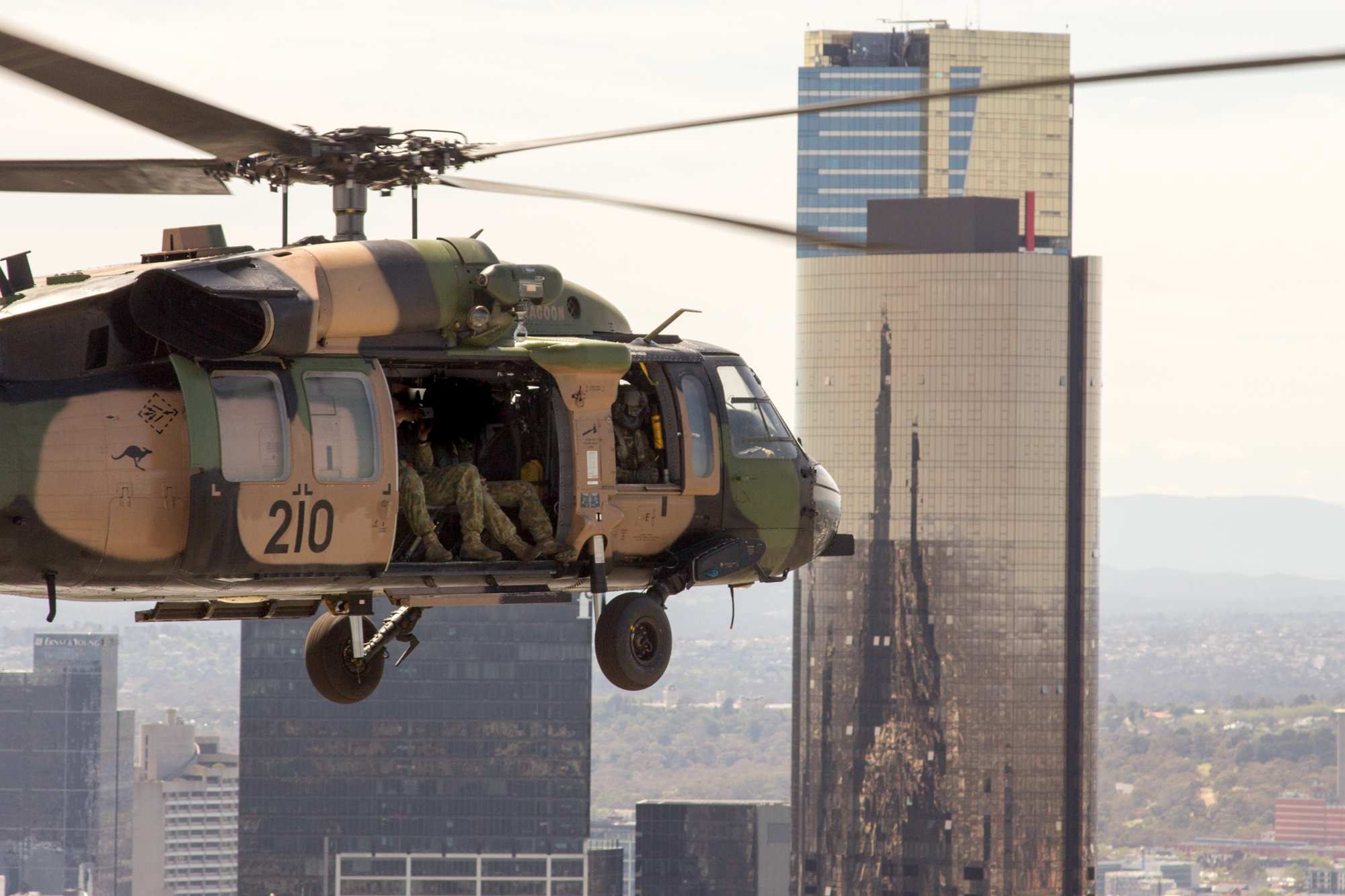 Army Black Hawk helicopters conduct training over Melbourne - ABC News