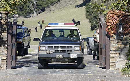 Police tightlipped on Jackson raid - ABC News