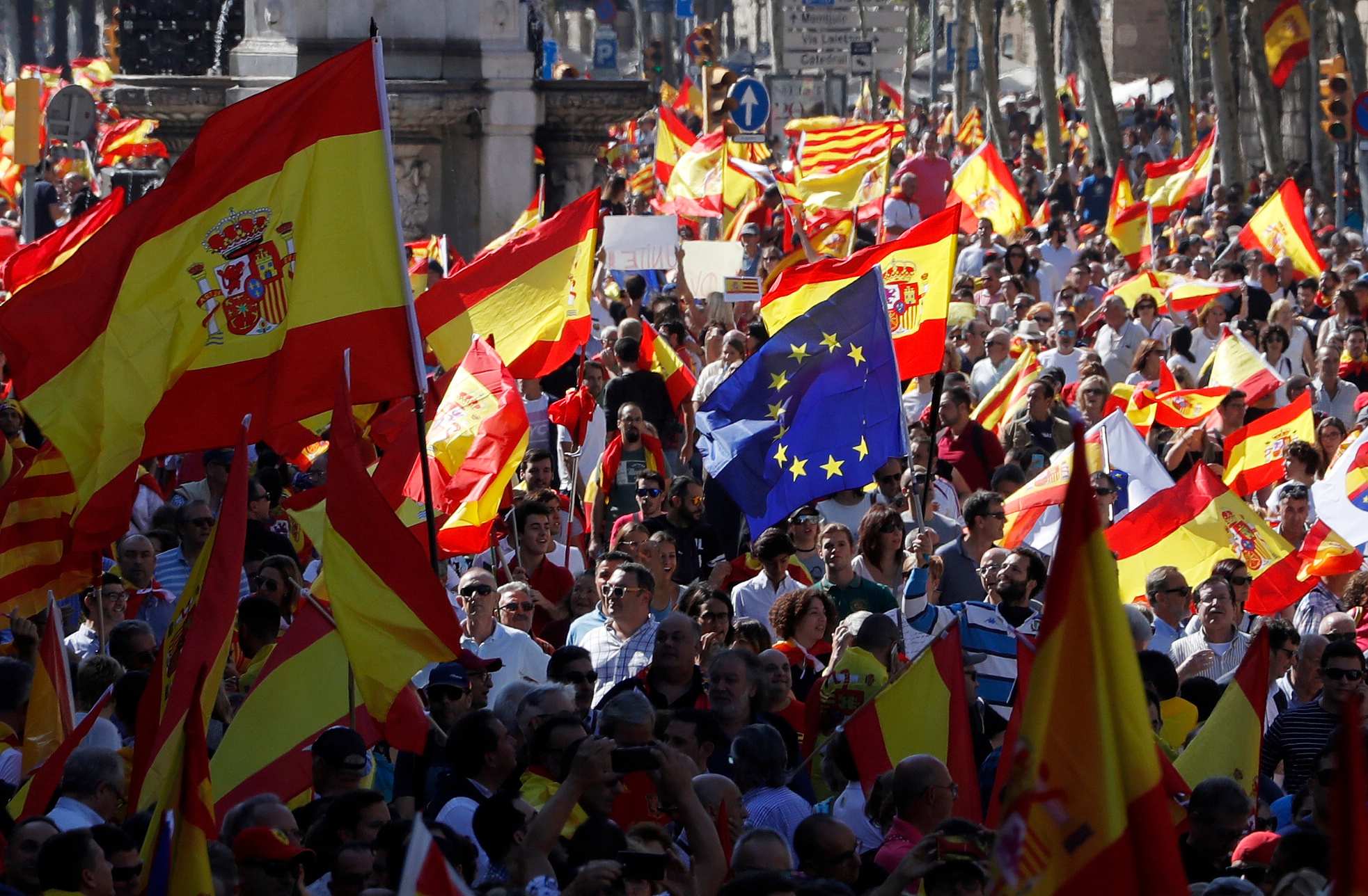 Catalonia referendum: Thousands descend on Barcelona protesting against ...