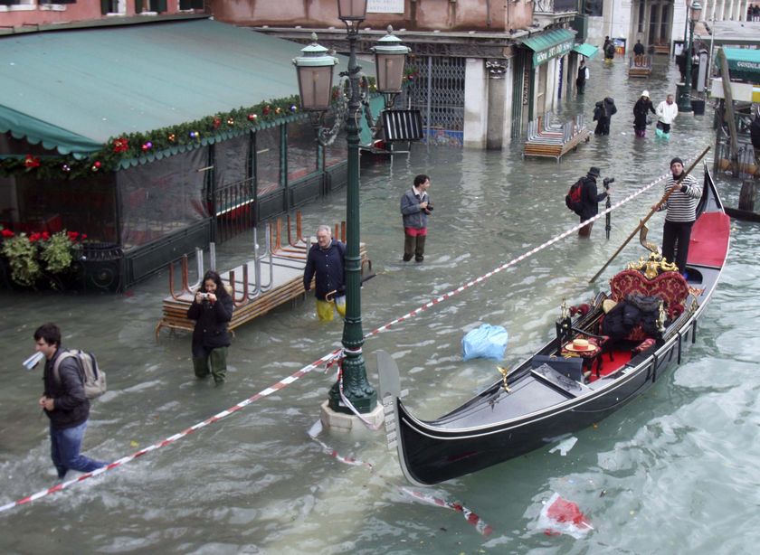 Venice flooded by highest water levels in 22 yrs - ABC News