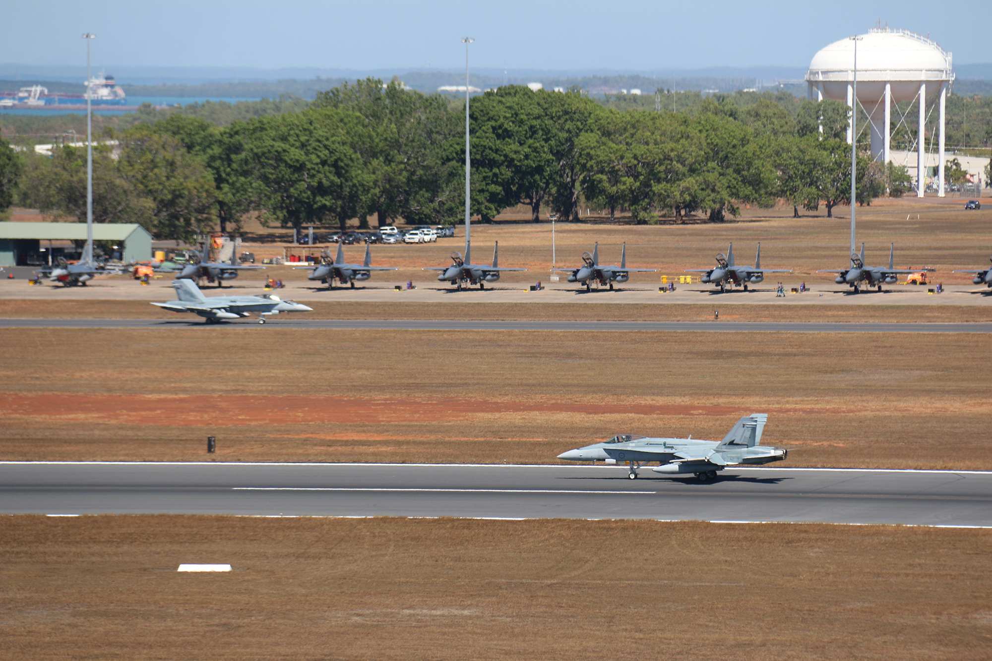 Australian soldiers headed for Iraq, farewelled in Darwin - ABC Radio