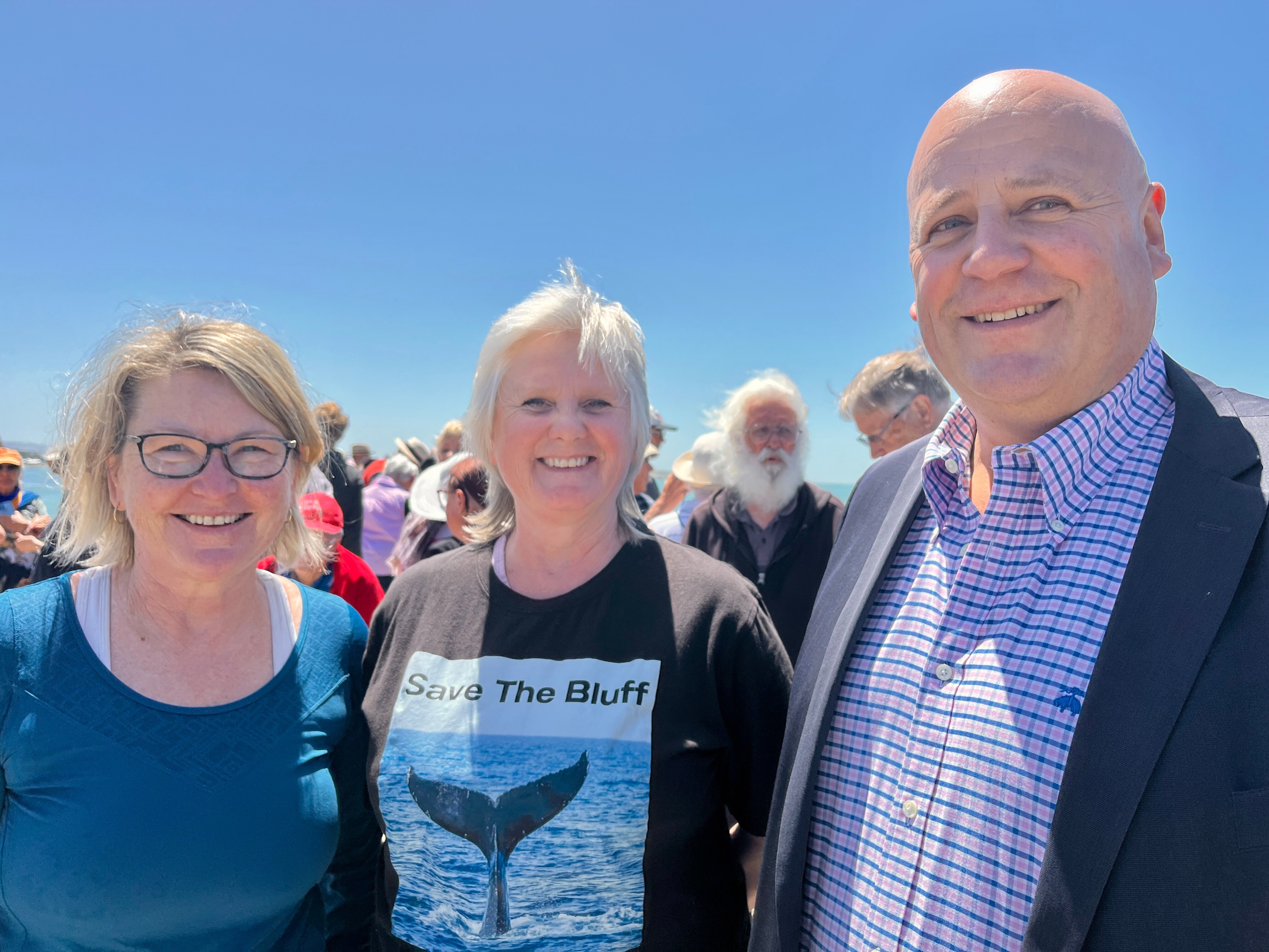 Victor Harbor mayor vows 'to lie in front of bulldozer' to prevent ...