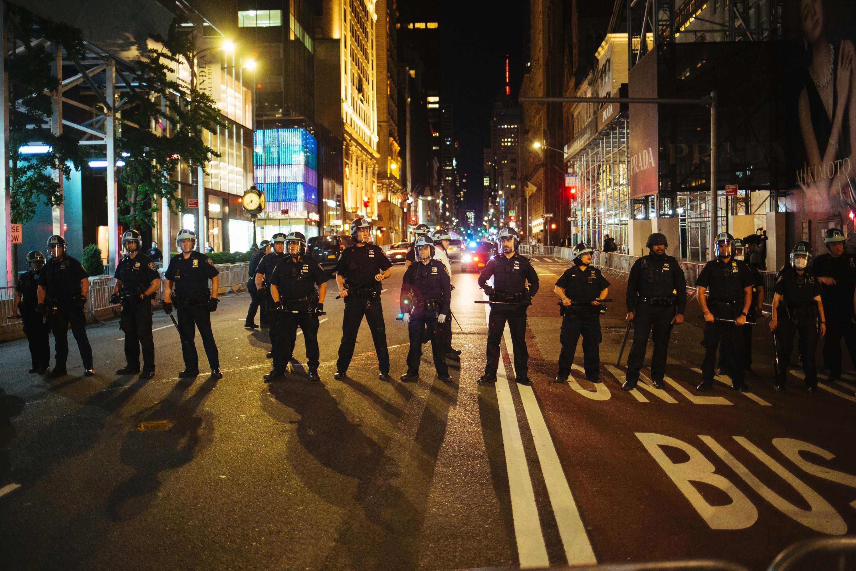 US police and protesters clash for eighth night despite curfews - ABC ...