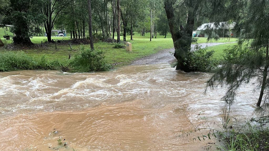 Flash flooding in Banks Creek Fernvale. (Supplied: Grant Neilson) - ABC ...