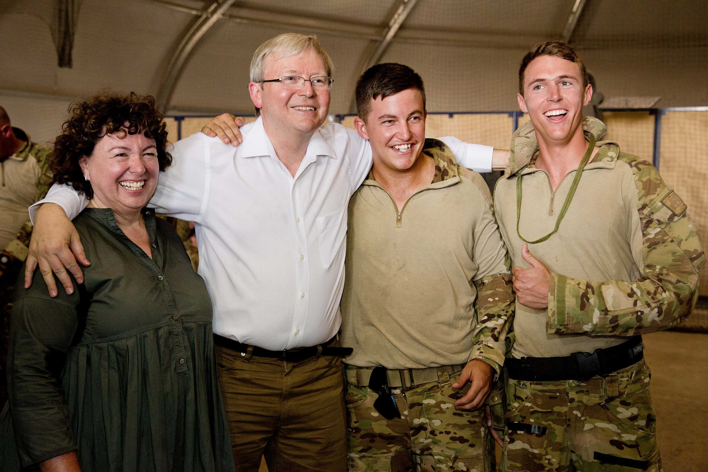 Prime Minister Kevin Rudd makes surprise visit to troops at Tarin Kot ...