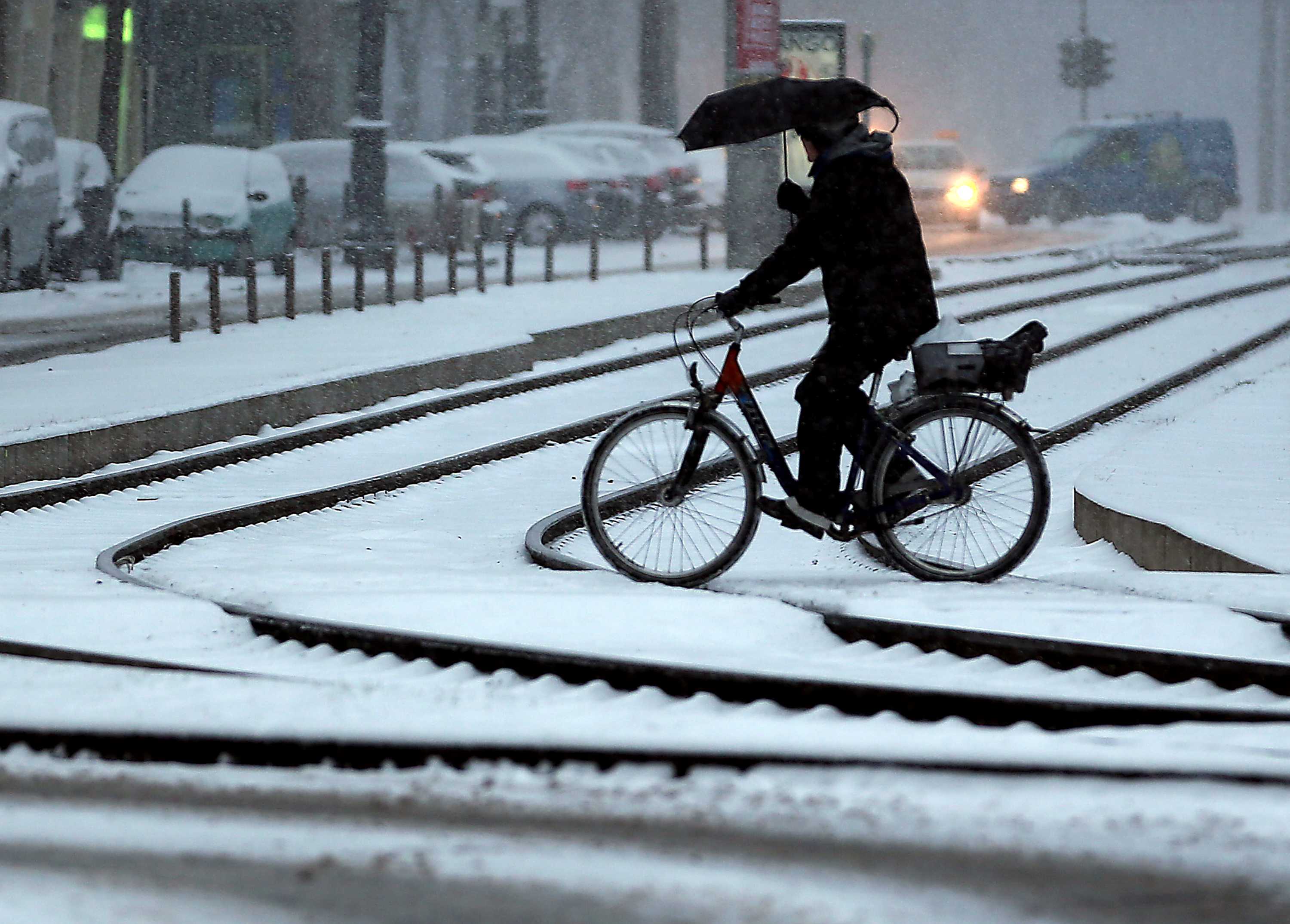 Snow cripples transport across Europe - ABC News