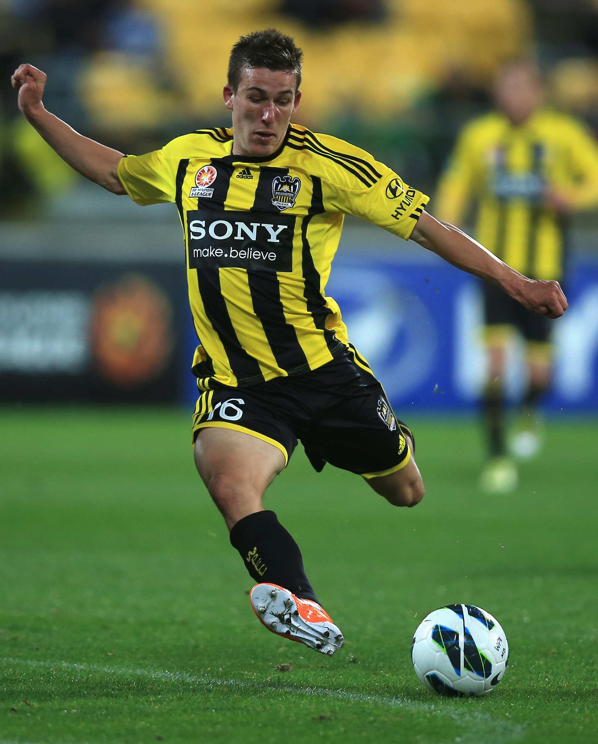 Wellington Phoenix defender Louis Fenton dislocates shoulder in ...