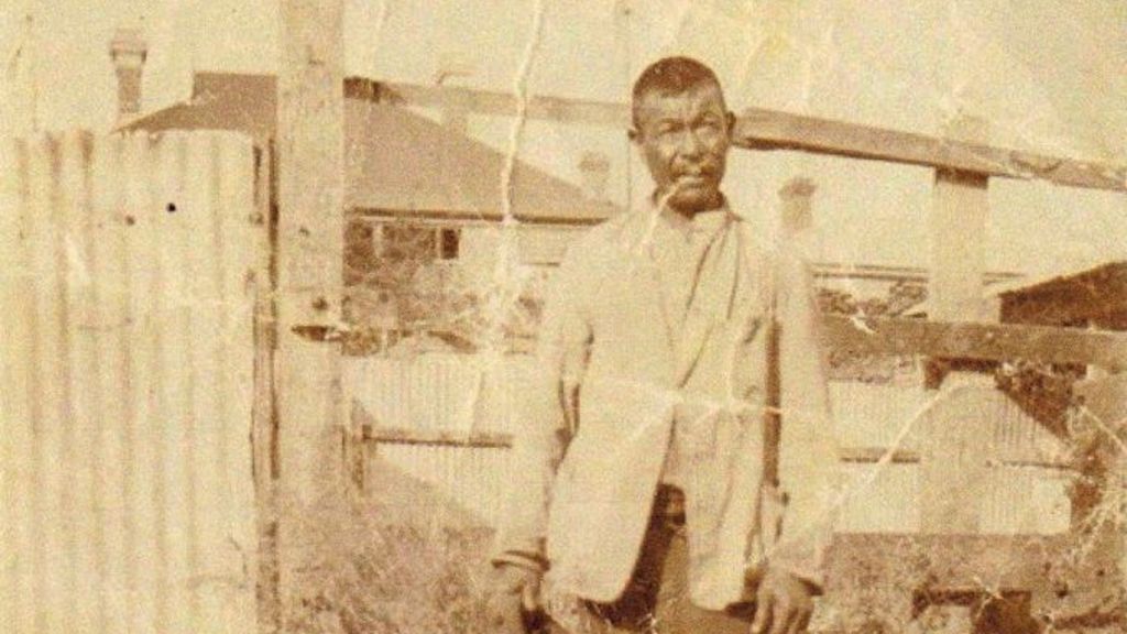 告别艾德娜夫人：澳洲传奇喜剧人巴里·汉弗莱斯去世 - ABC News