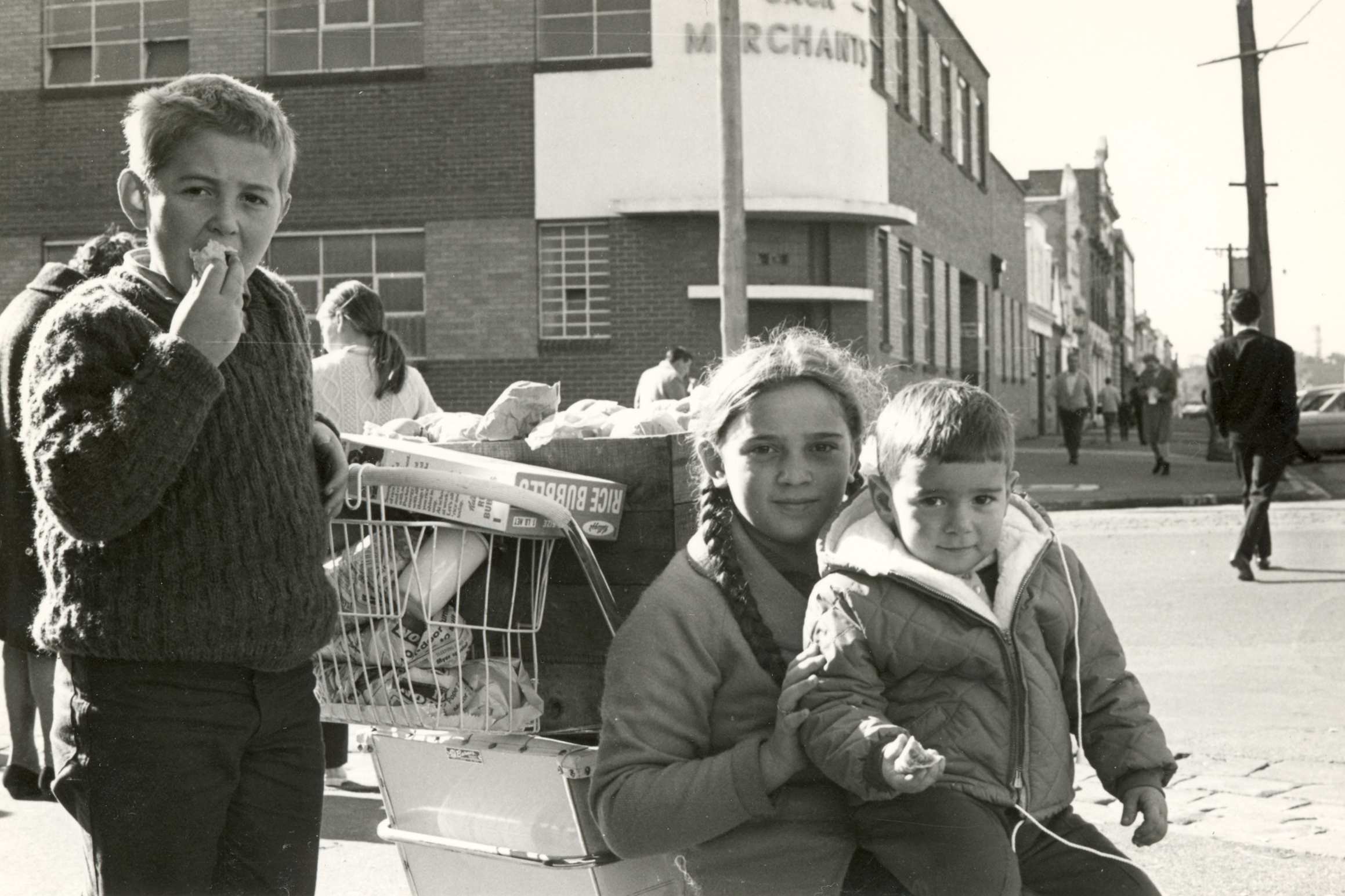Siblings recreate dim sim photo in tribute to South Melbourne Market ...