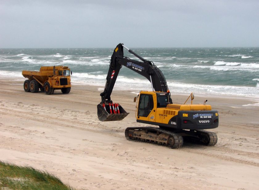 Sandbags to save Adelaide beach - ABC News