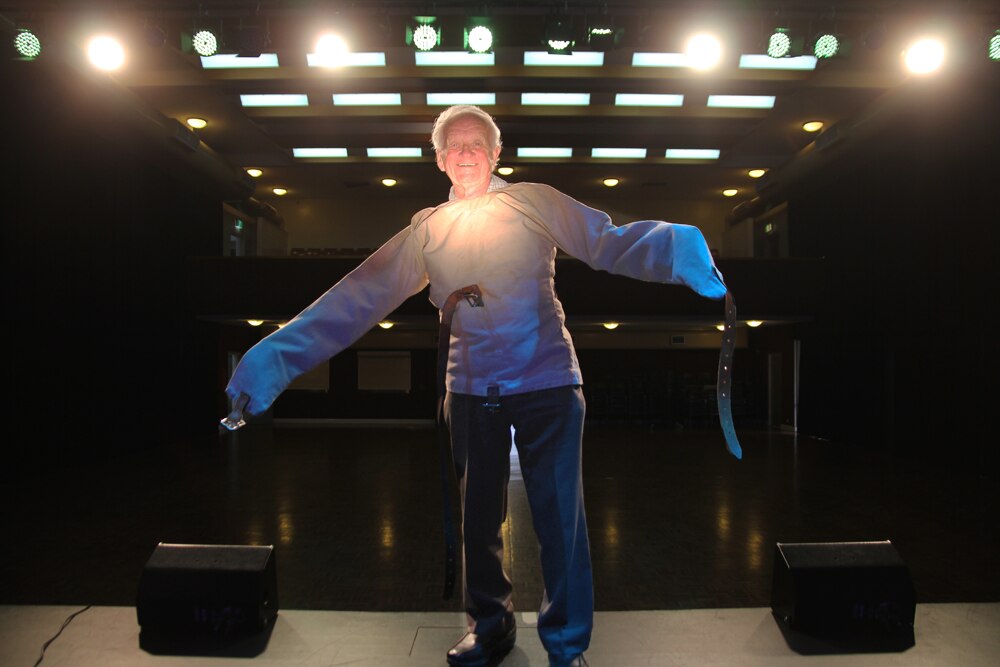 Back in the straightjacket: Escape artist raises money for brain cancer ...