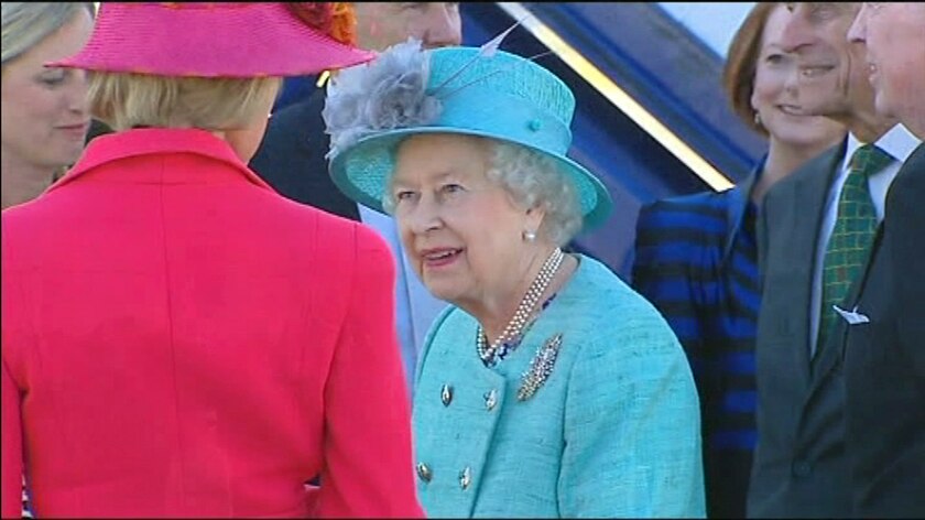 Queen flies home after big Aussie barbie - ABC News