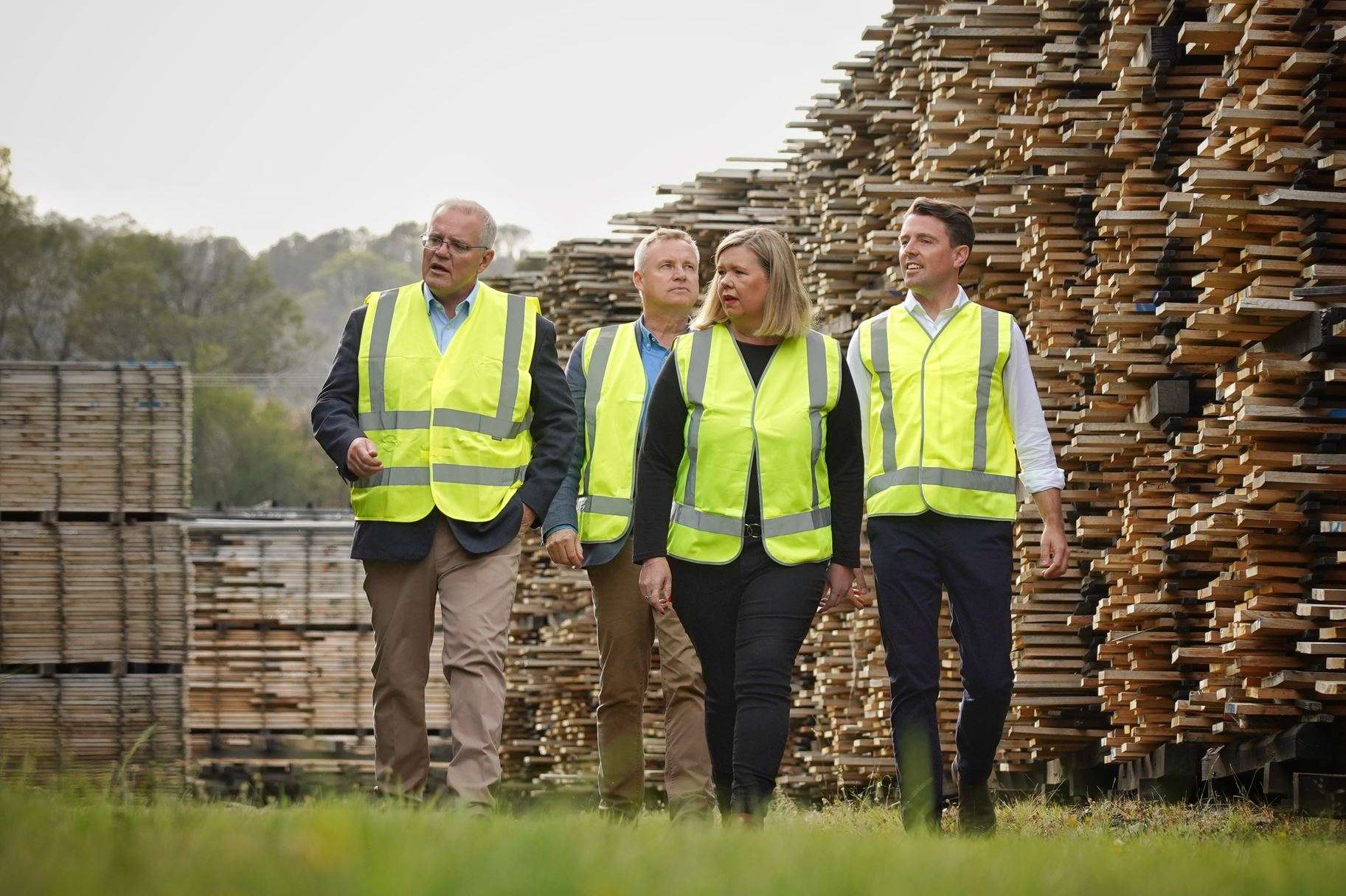 Car accident derails day four of election campaign - ABC listen