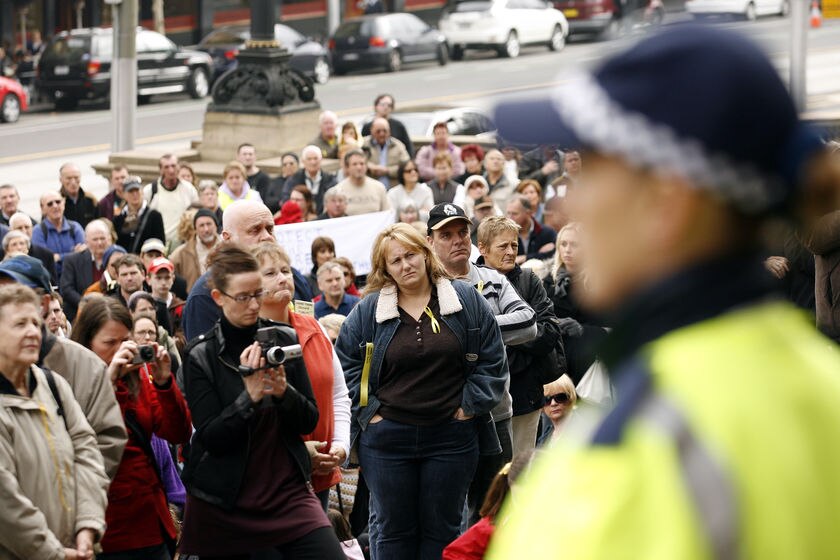 Victorians rally for more public info on paedophiles - ABC News