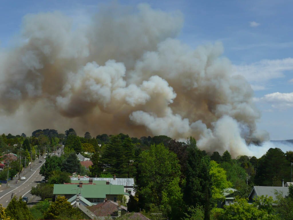 Suspected firebug arrested over Katoomba blaze - ABC News
