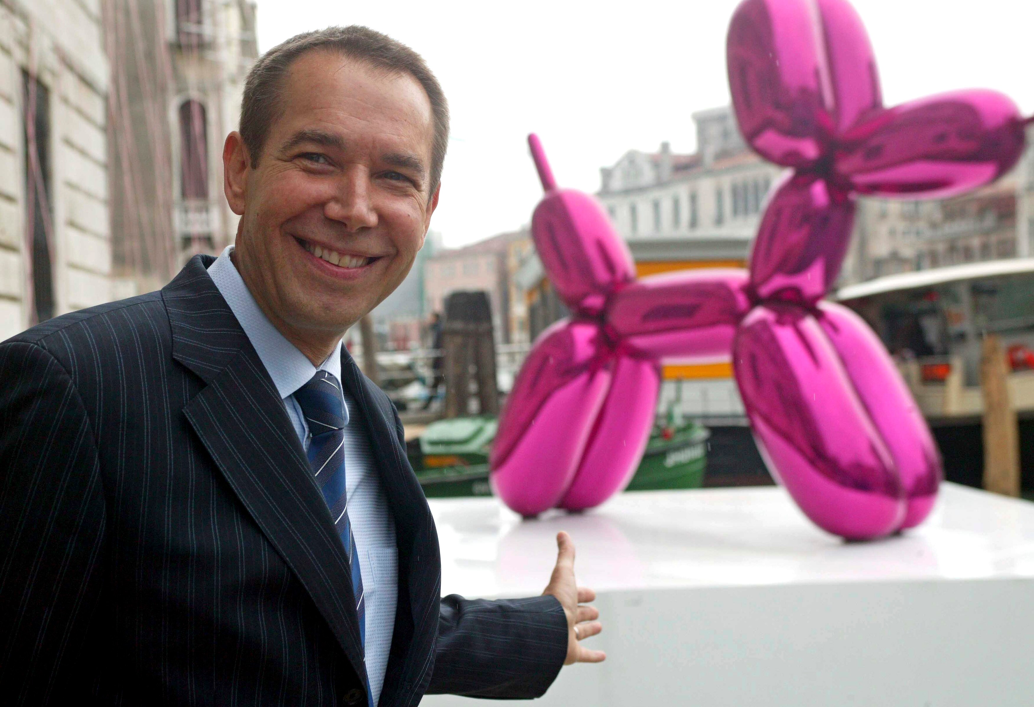 US art fair visitor accidentally smashes $61,000 Jeff Koons 'balloon ...