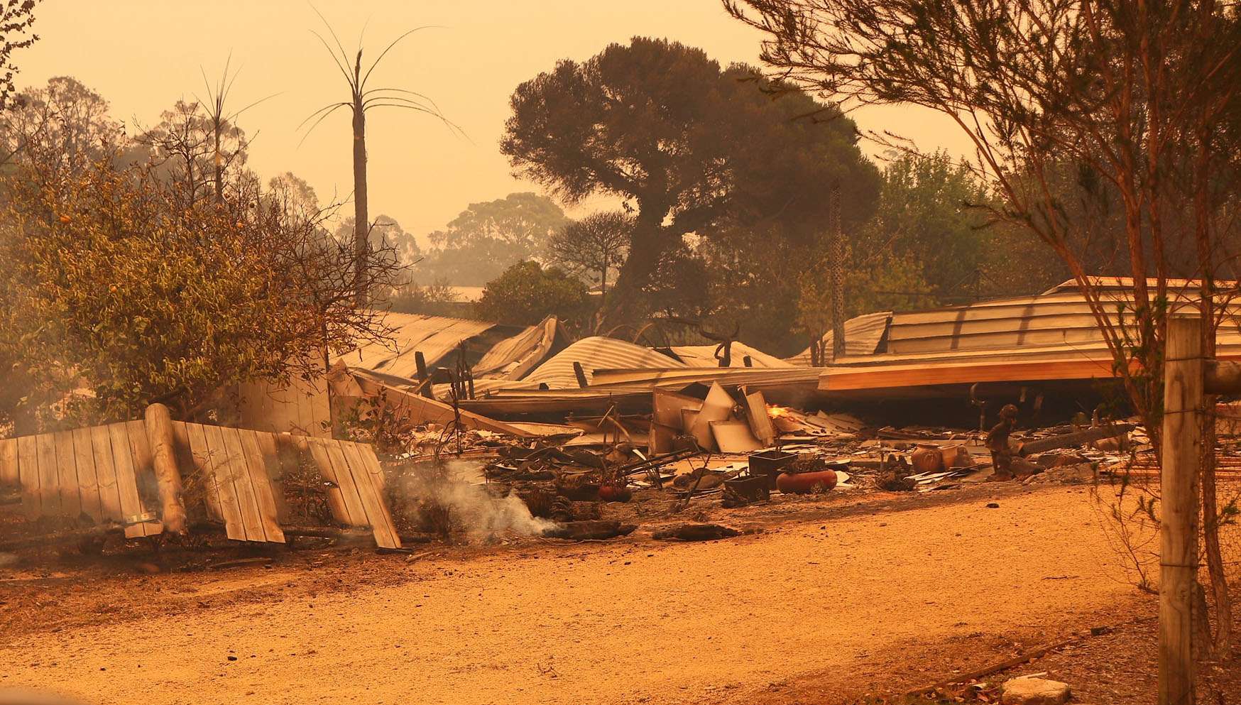 Residents seek refuge amid catastrophic NSW and VIC bushfires - ABC Radio
