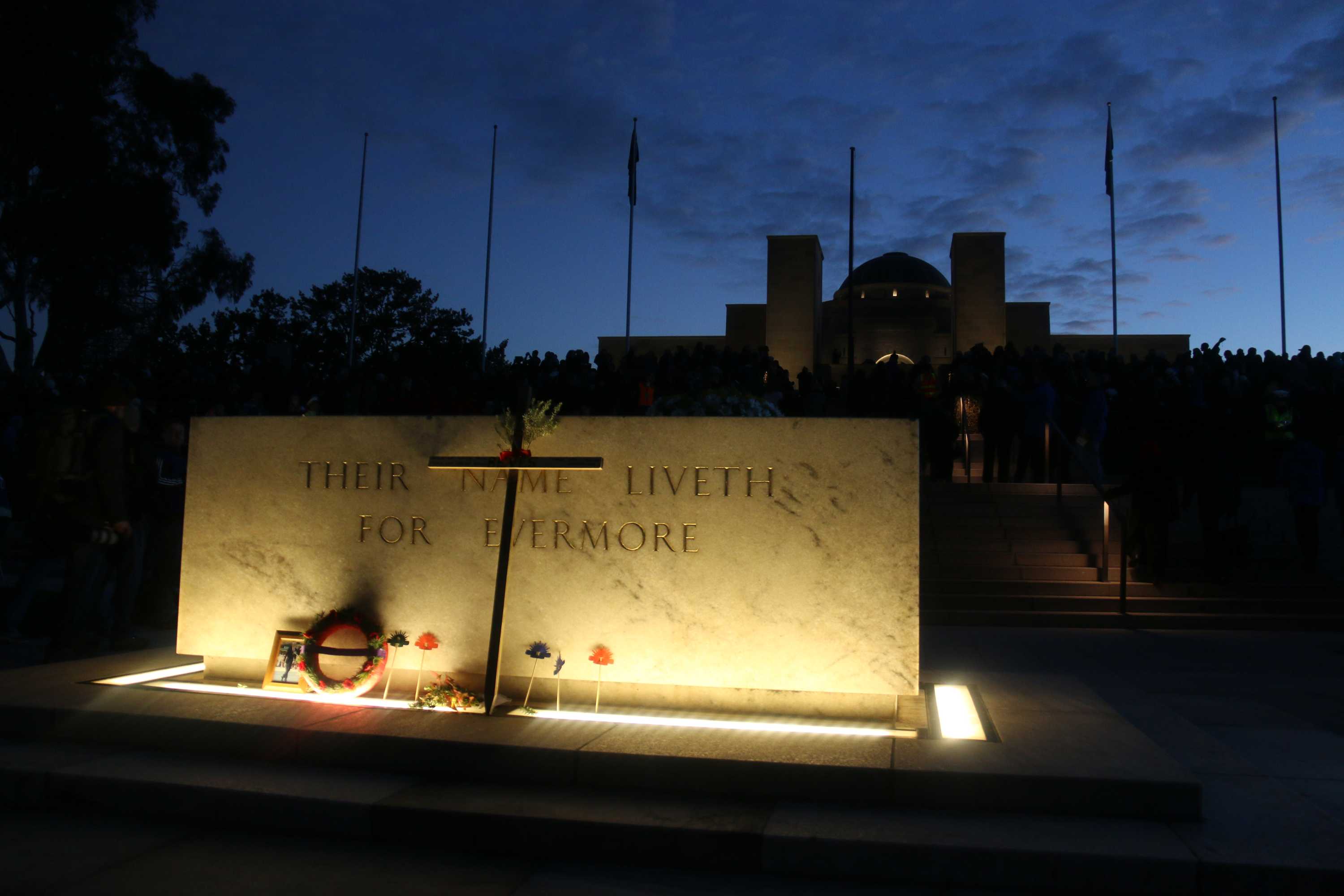 Anzac Day 2015: Record crowd of 120,000 attend dawn service, 31,000 ...