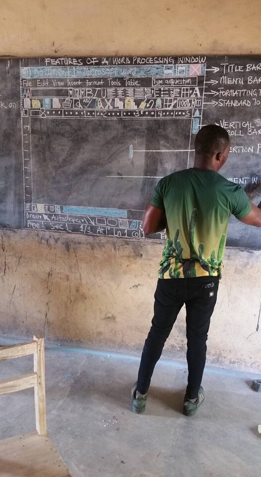 Ghana man goes viral for teaching computer technology on a blackboard ...
