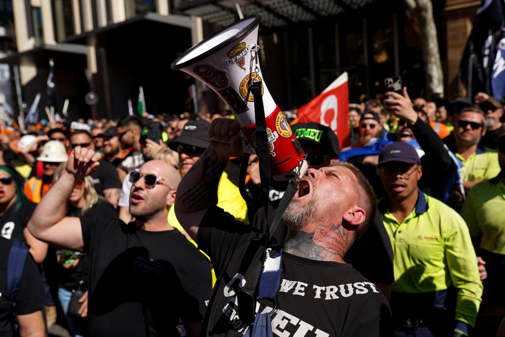 Thousands of construction workers protest CFMEU administration laws ...