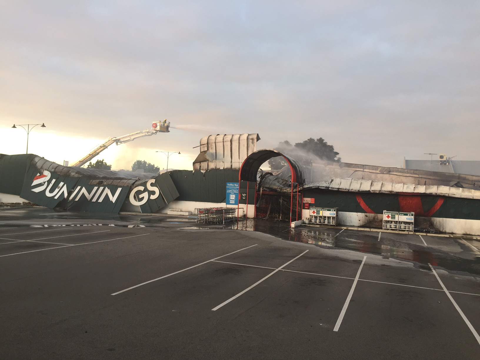 Bunnings Warehouse fire in Perth prompts chemical scare and evacuation ...