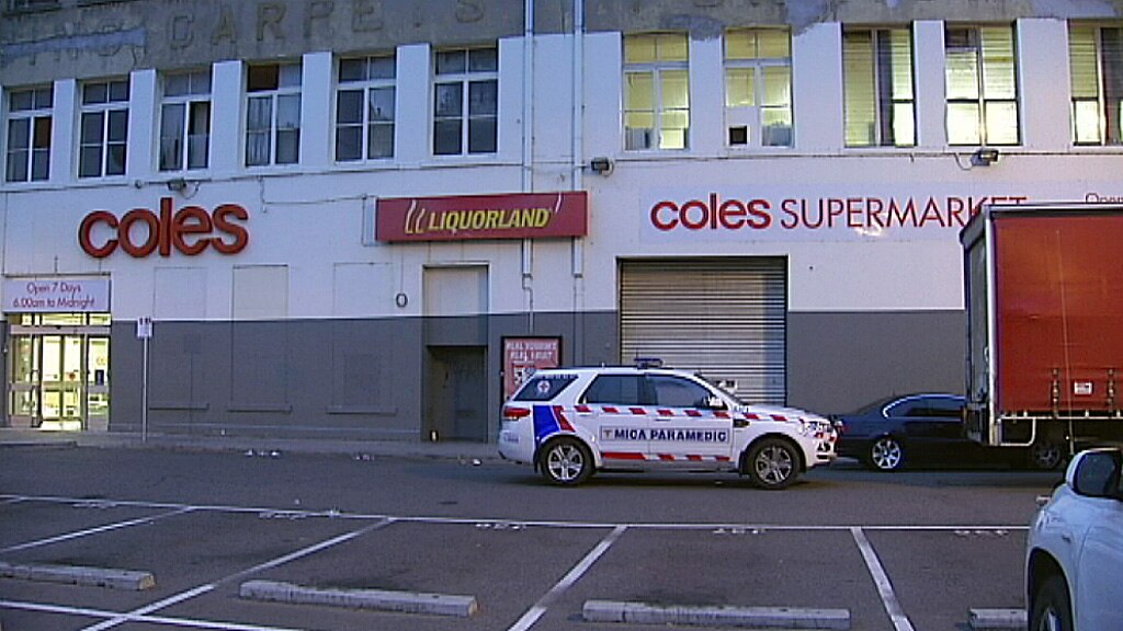 Teen critical after falling from Prahran supermarket building - ABC News